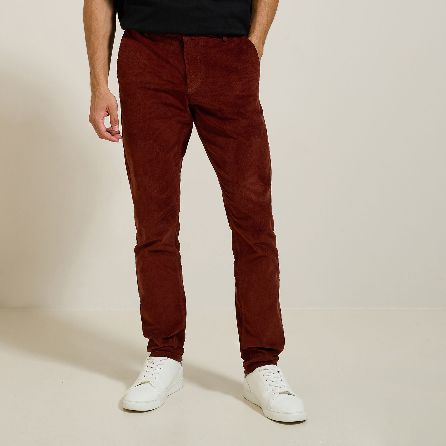 Pantalon chino slim en velours Bordeaux | Jules